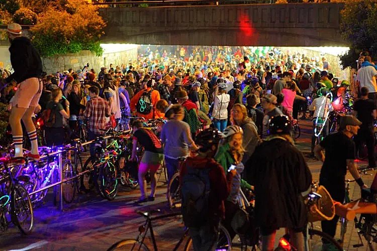 Electrónica y pedales: Vancouver celebra su rave ciclista anual