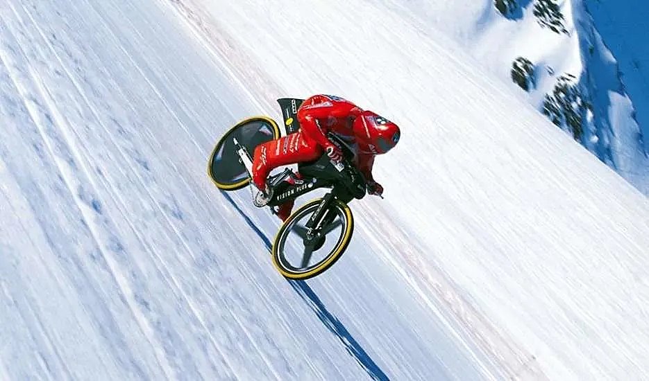 Éric Barone bate su propio récord de velocidad en bicicleta sobre nieve