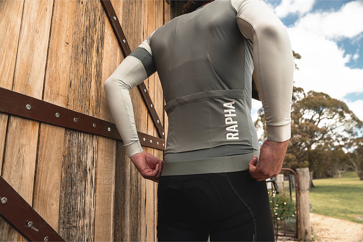 Foto 5 de 11 - Trek incorpora las prendas de Rapha en todas sus tiendas